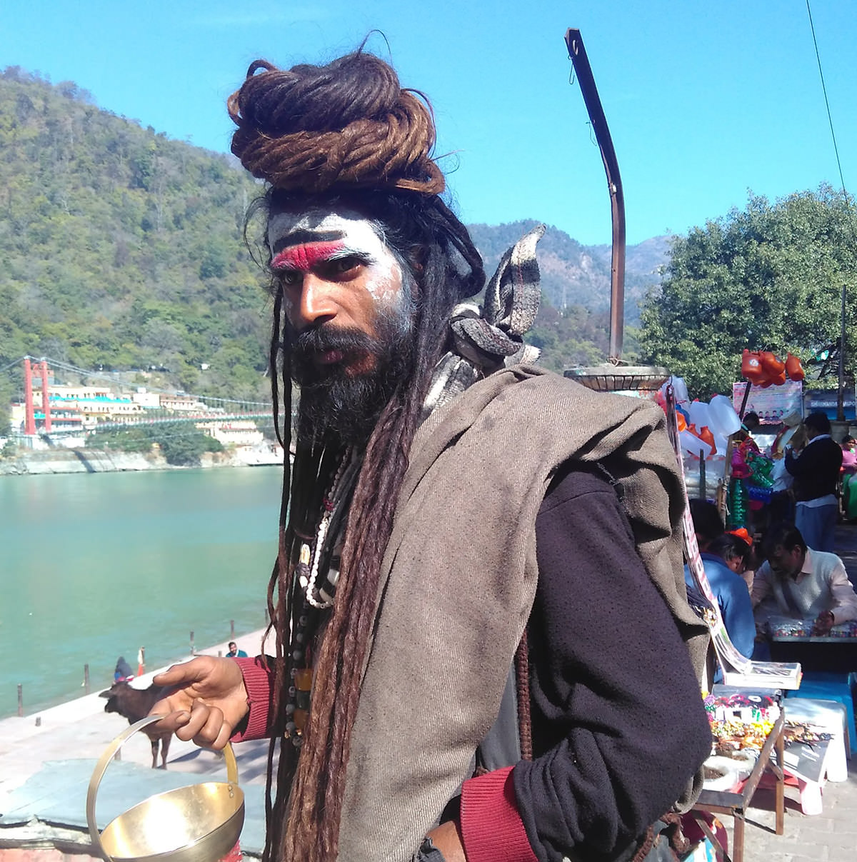 O que é kumkum e como usar a marca na testa – Bazar Indiano