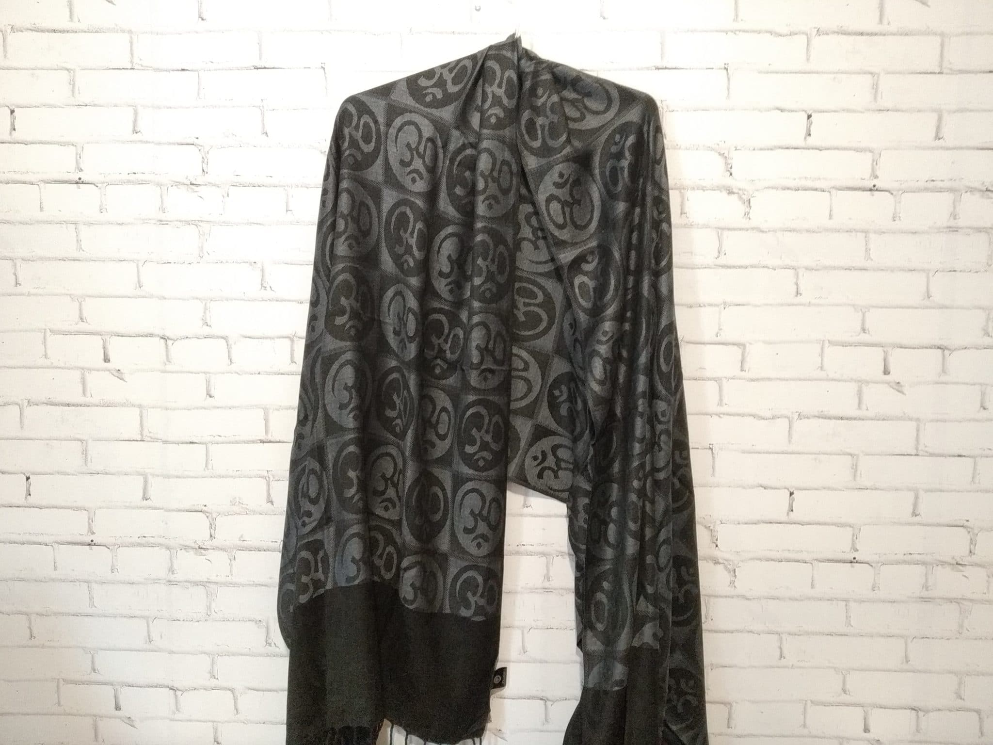 Echarpe indiana algodão com viscose com símbolos de OM preto e cinza ...