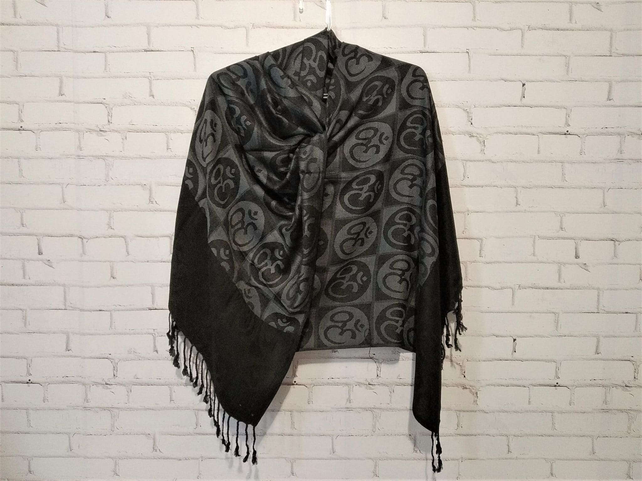 Echarpe indiana algodão com viscose com símbolos de OM preto e cinza ...
