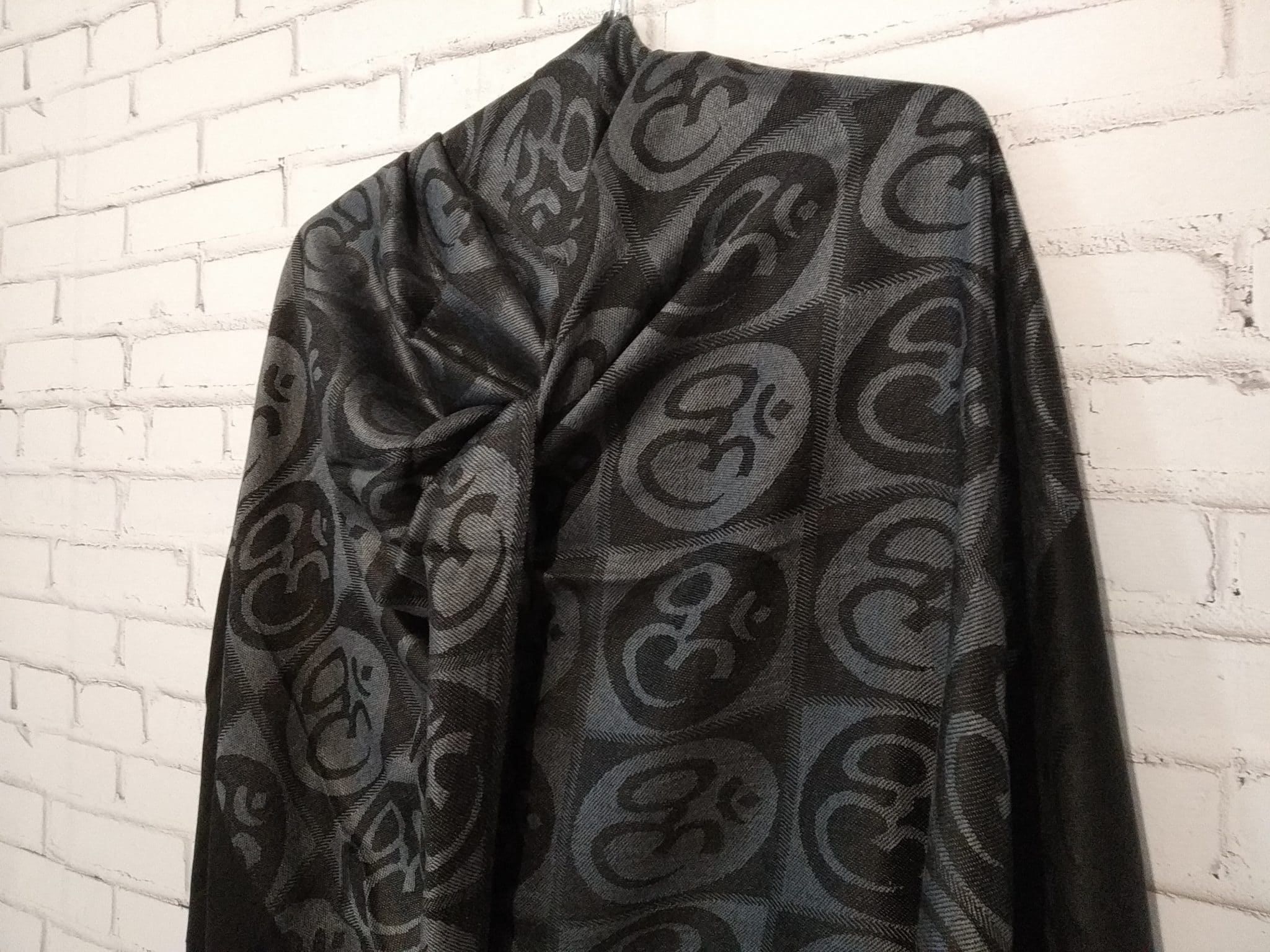 Echarpe indiana algodão com viscose com símbolos de OM preto e cinza ...