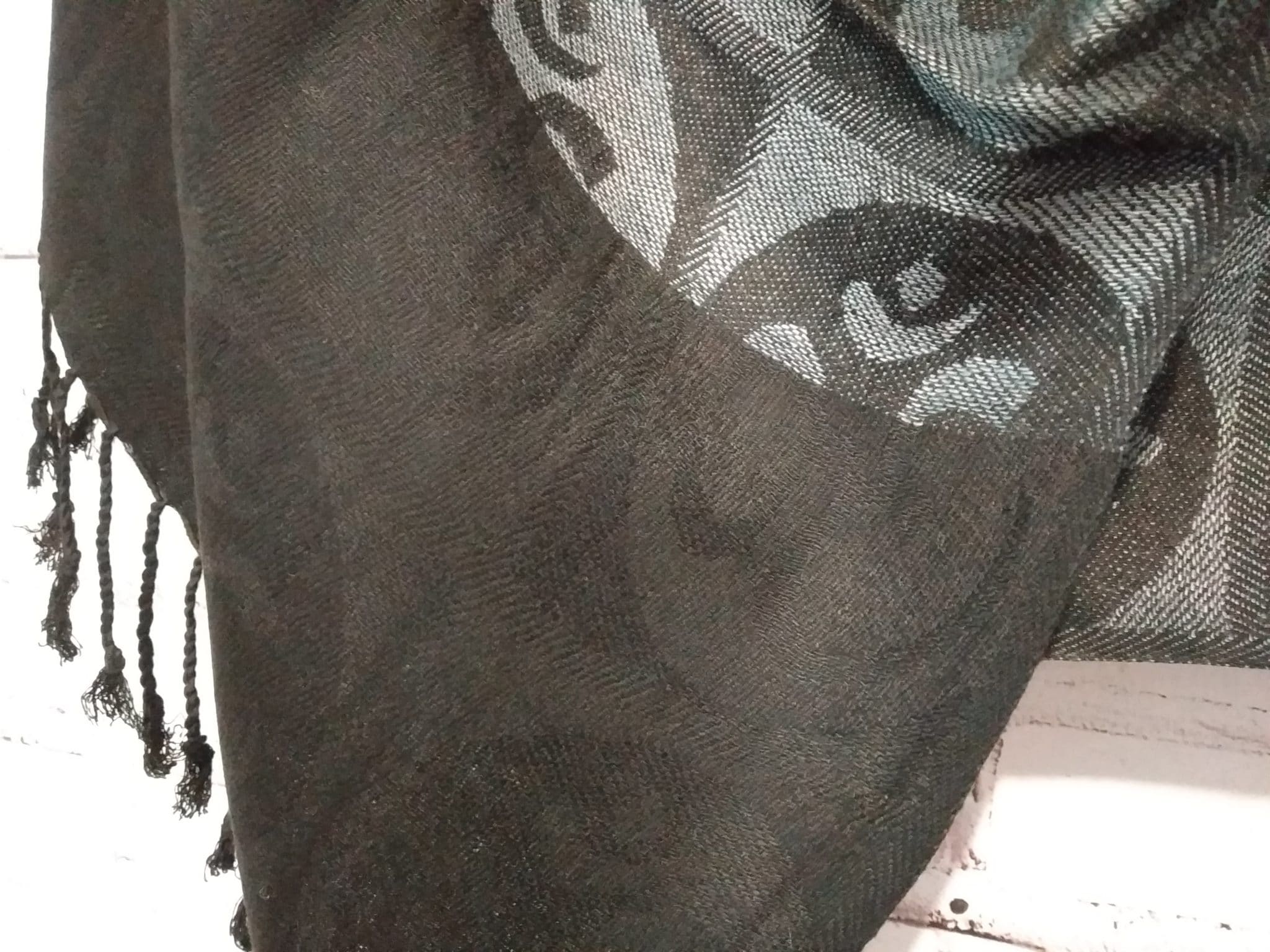 Echarpe indiana algodão com viscose com símbolos de OM preto e cinza ...