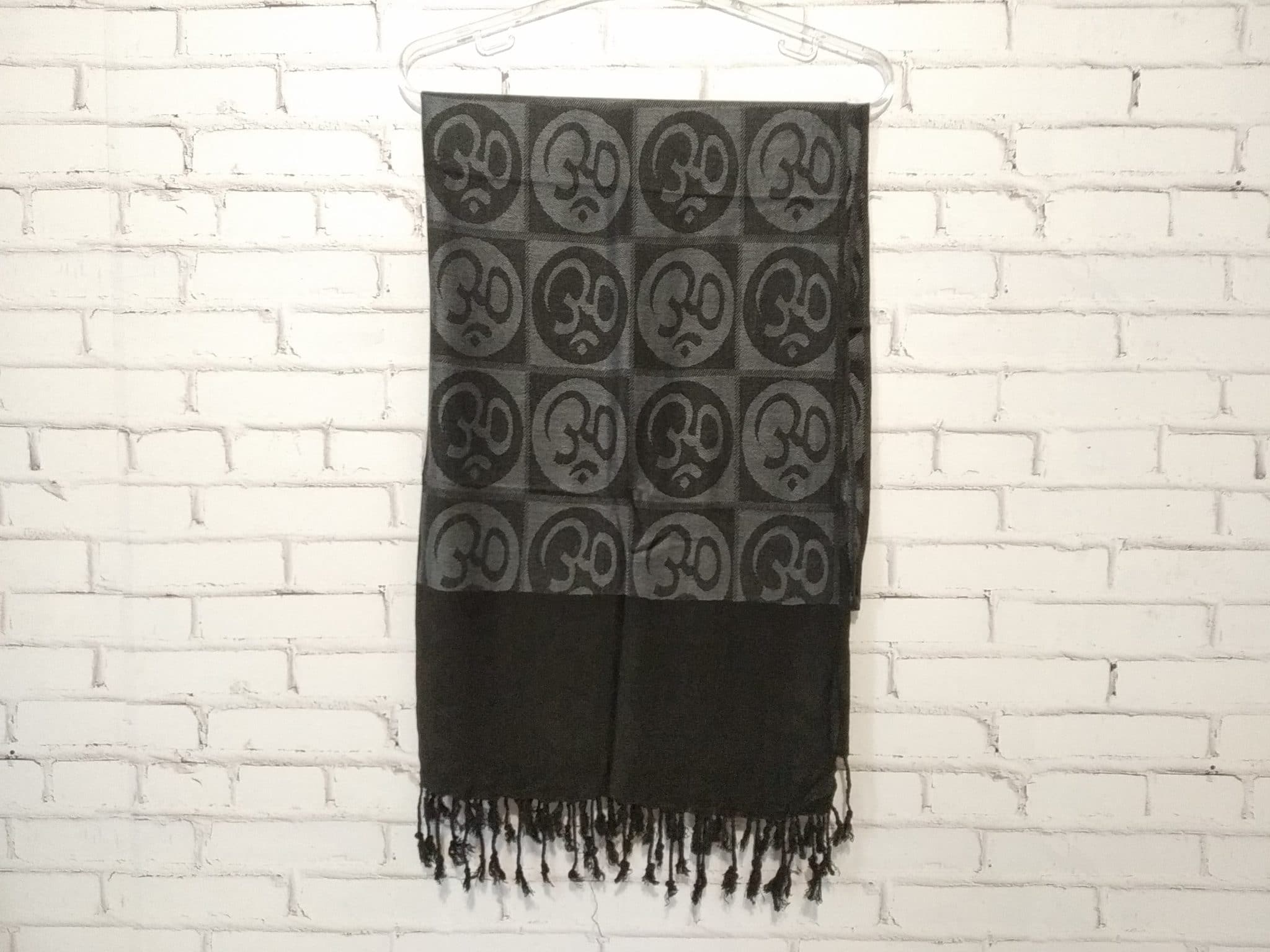 Echarpe indiana algodão com viscose com símbolos de OM preto e cinza ...