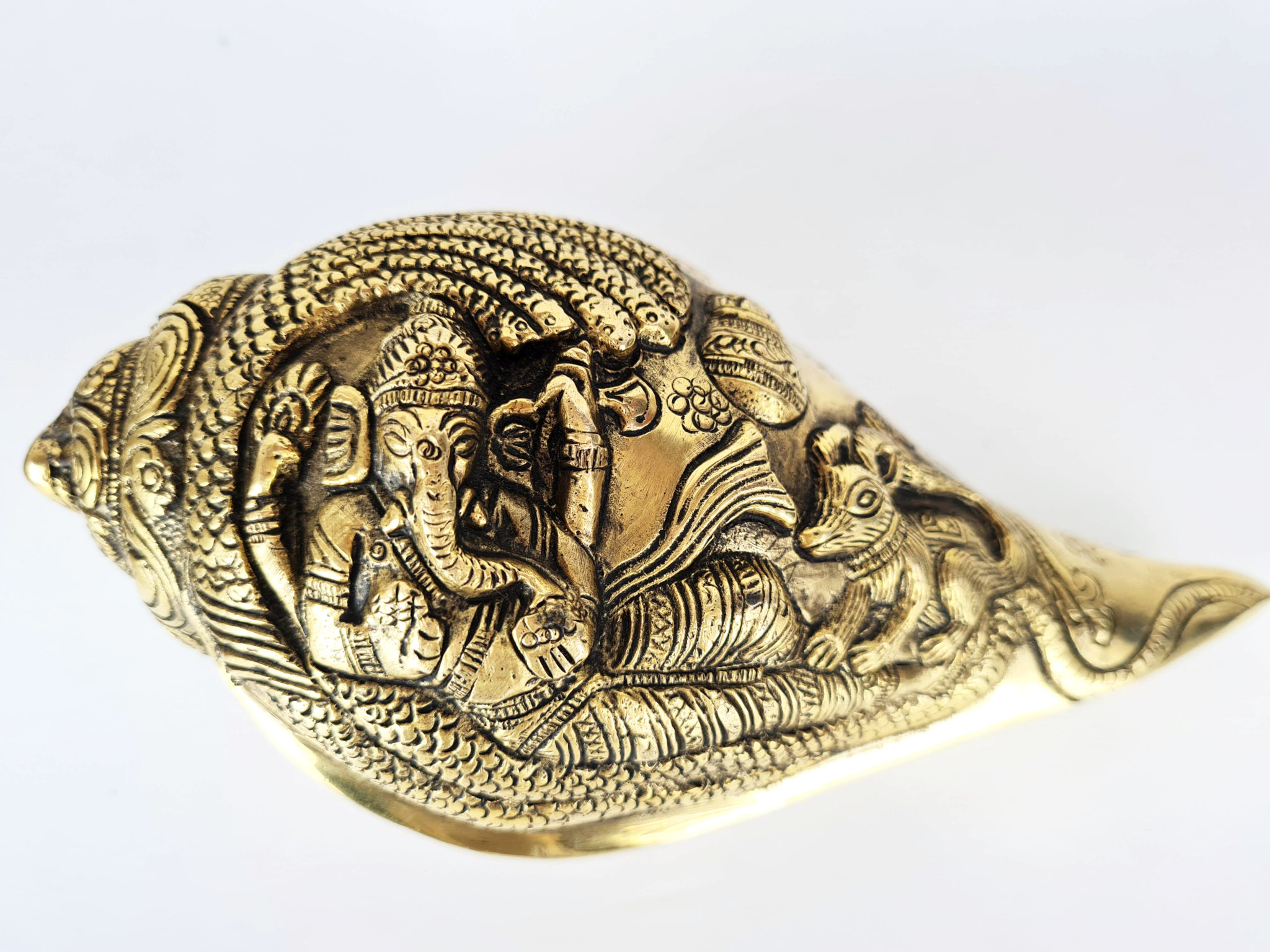 Shankha Concha em metal brass com Ganesha entalhado – Bazar Indiano