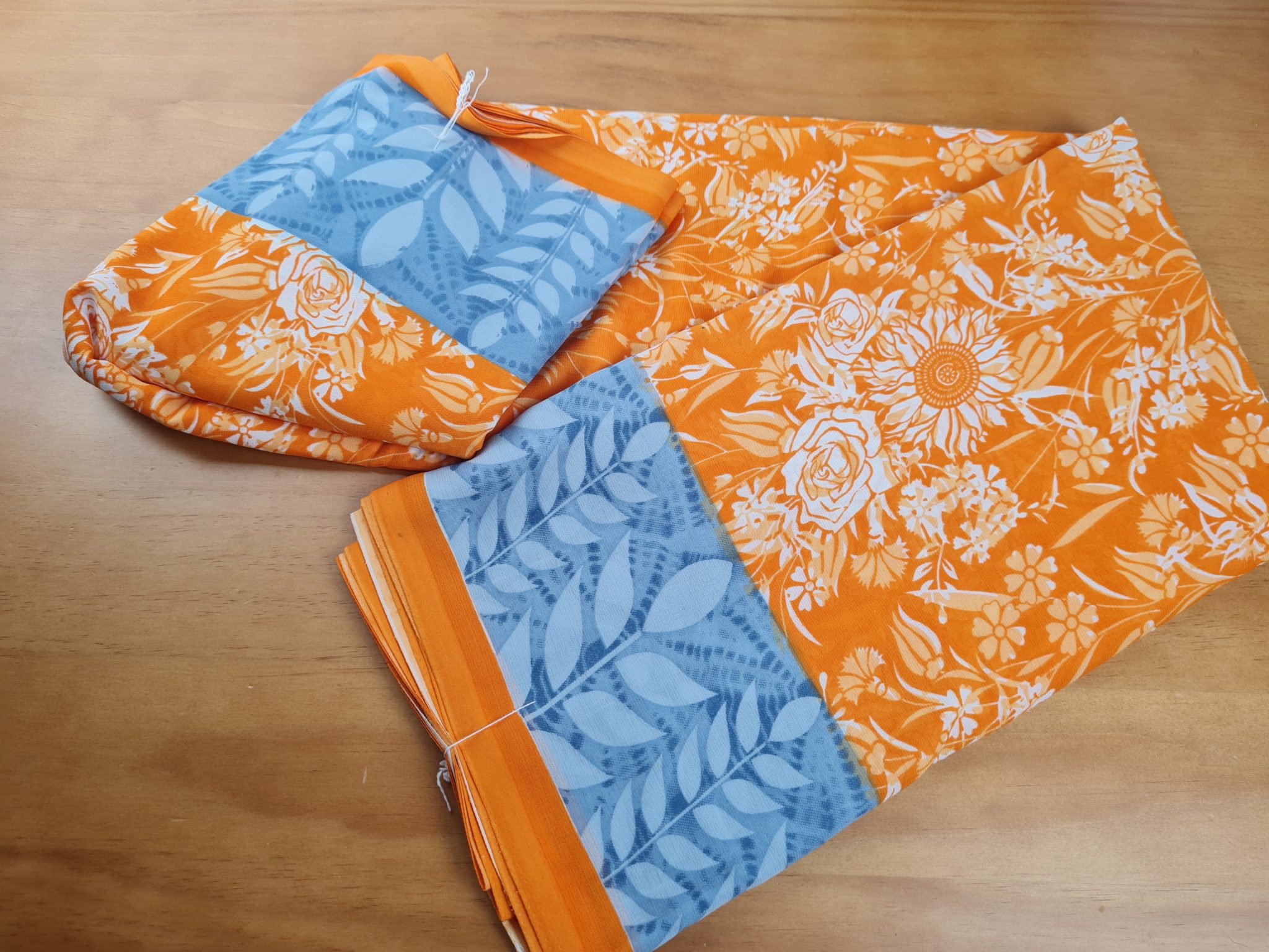 Sari indiano viscose com estampa floral laranja e cinza – Bazar Indiano
