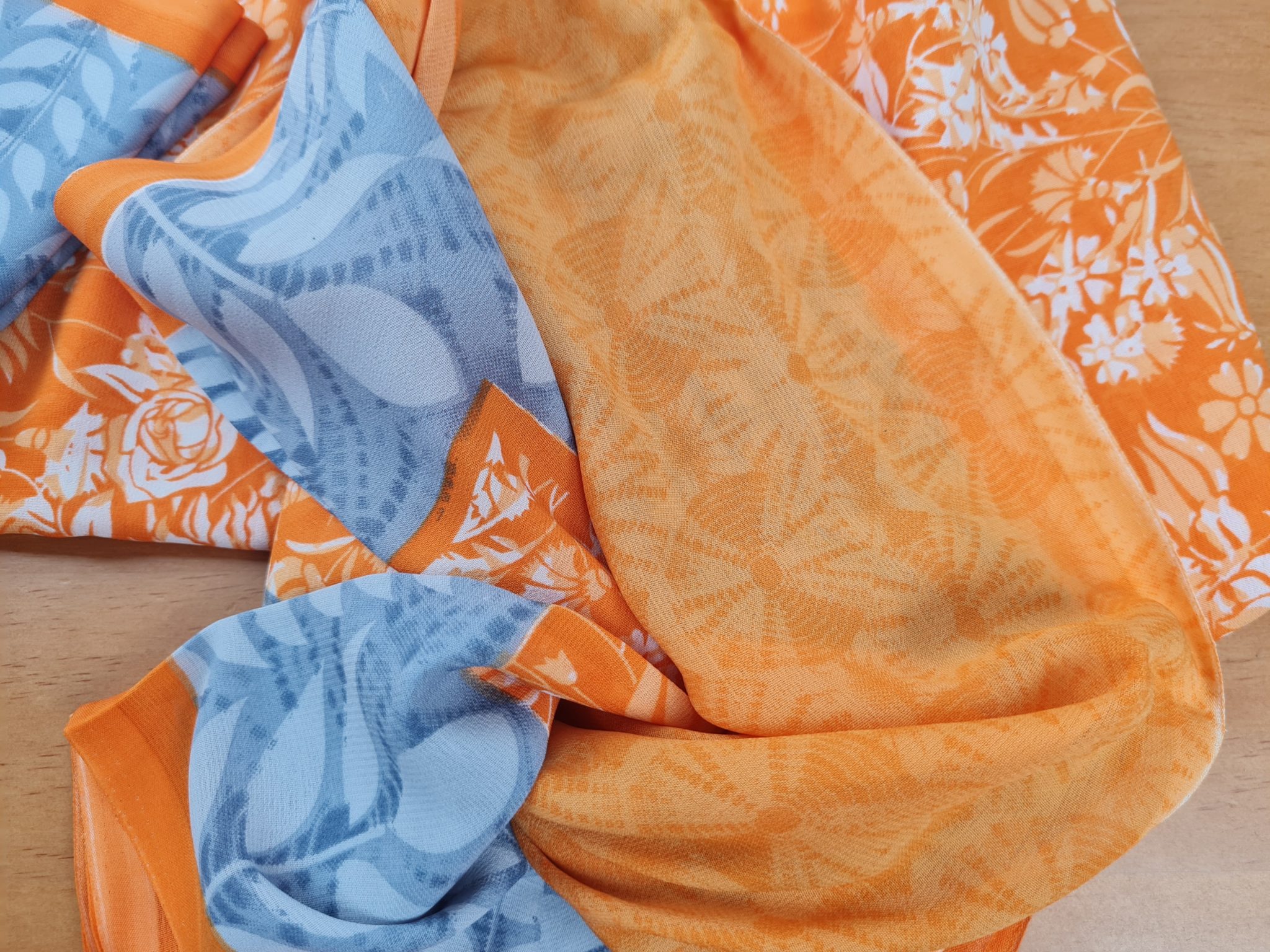 Sari indiano viscose com estampa floral laranja e cinza – Bazar Indiano