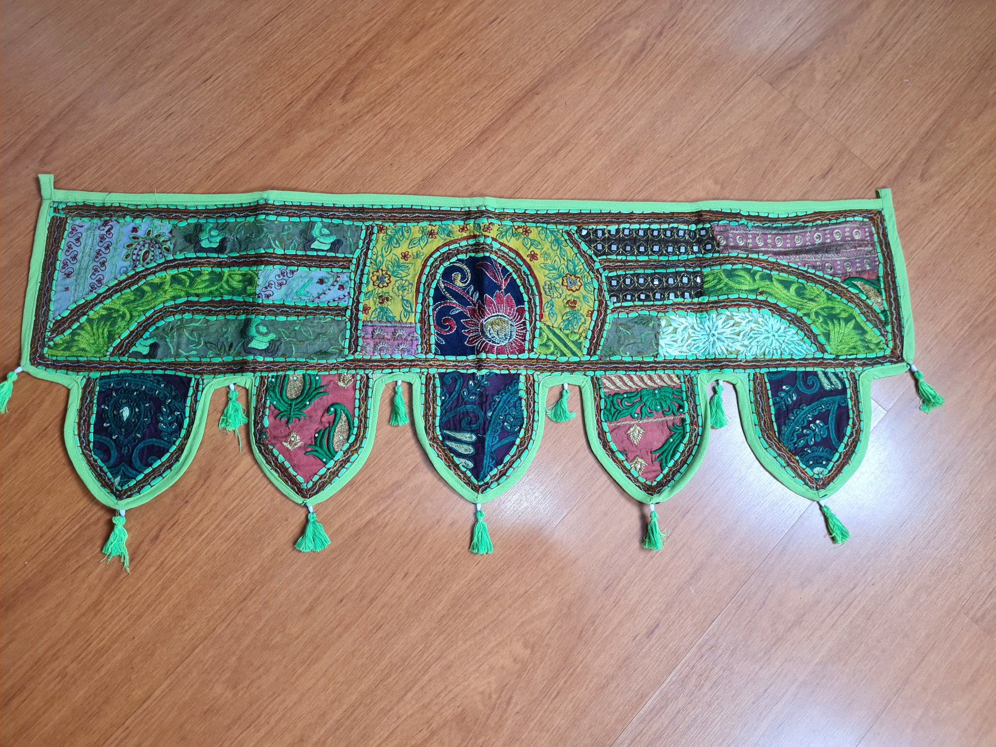 Bandô de porta indiano (Toran) 5 pontas bordado verde – Bazar Indiano