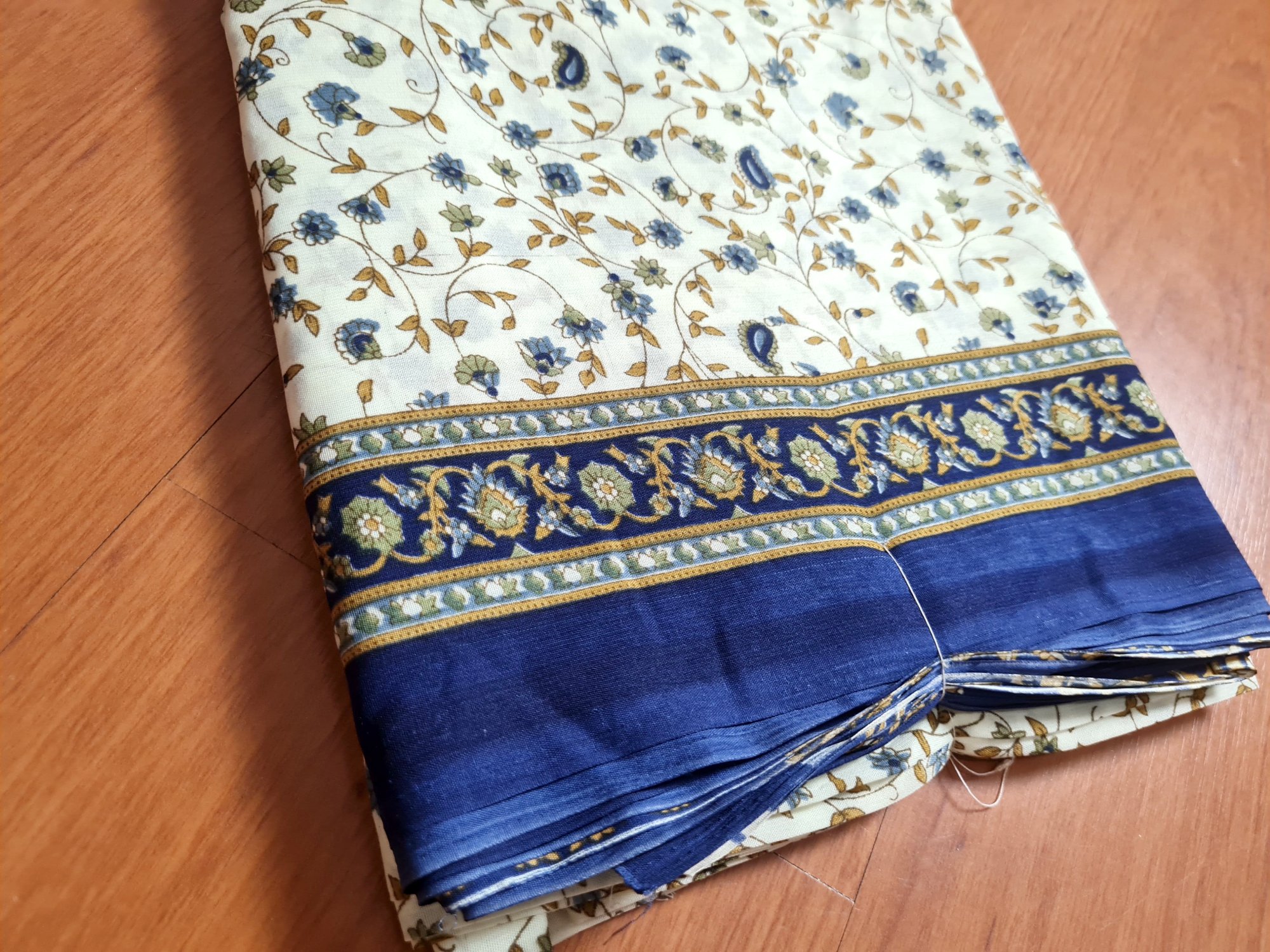 Sari indiano viscose com estampa arabescos e floral creme e marinho ...