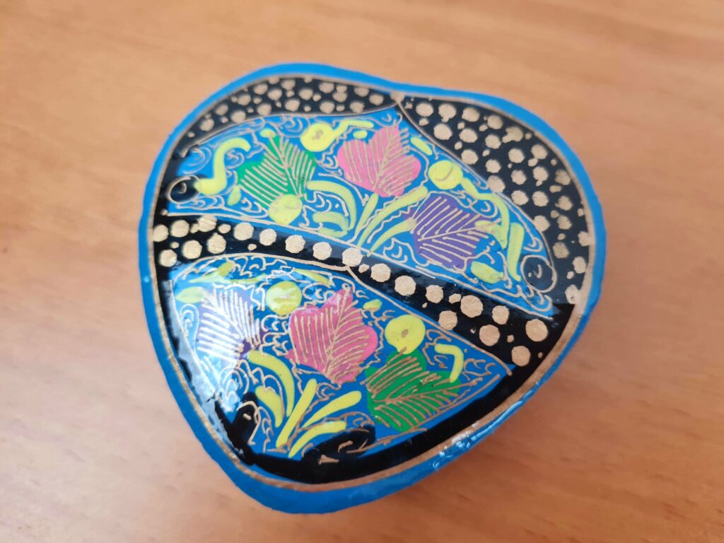 Caixa indiana de papel machê feita a mão coração azul e color M – Bazar ...