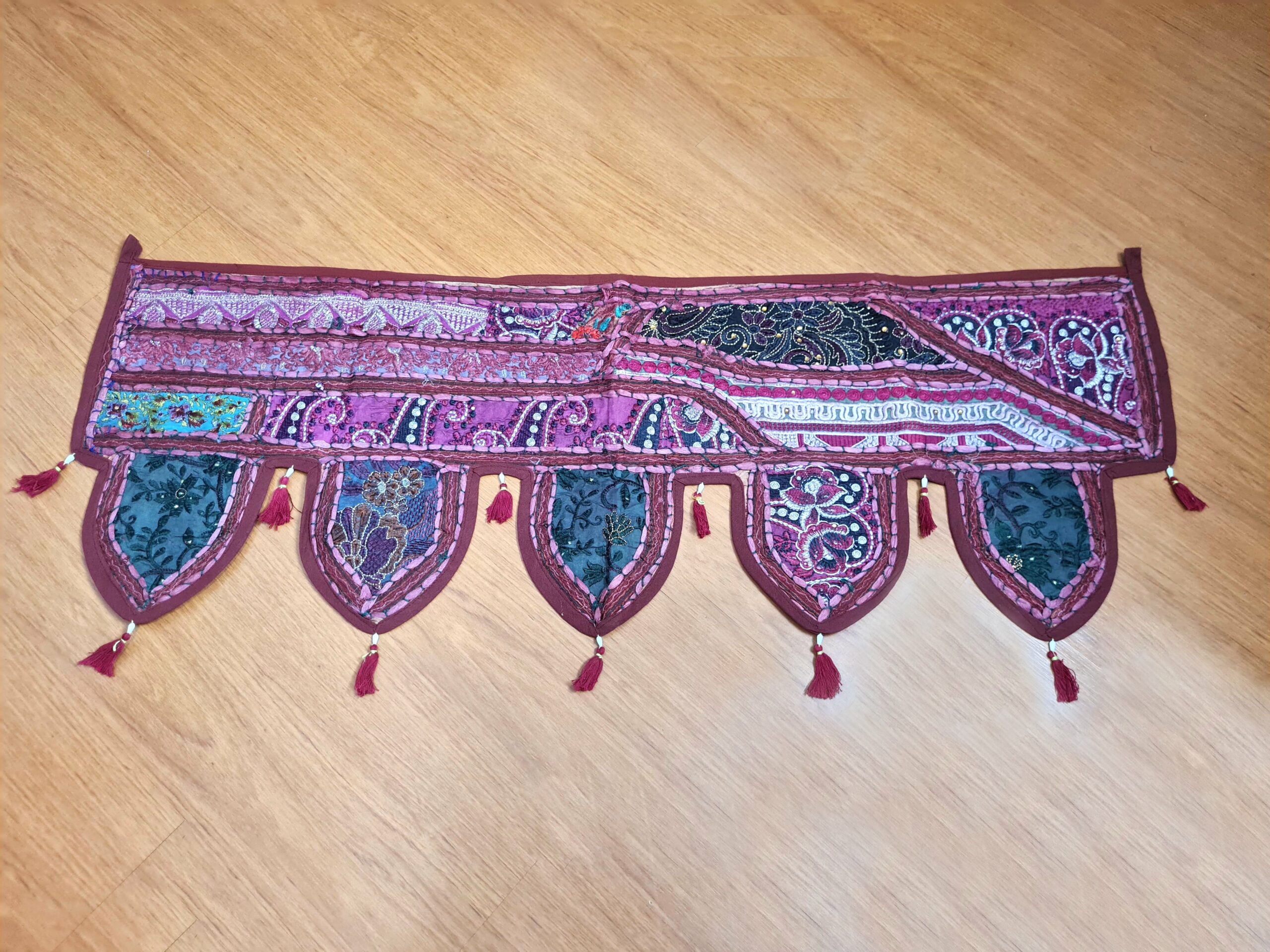 Bandô de porta indiano (Toran) 5 pontas bordado vinho e color – Bazar ...