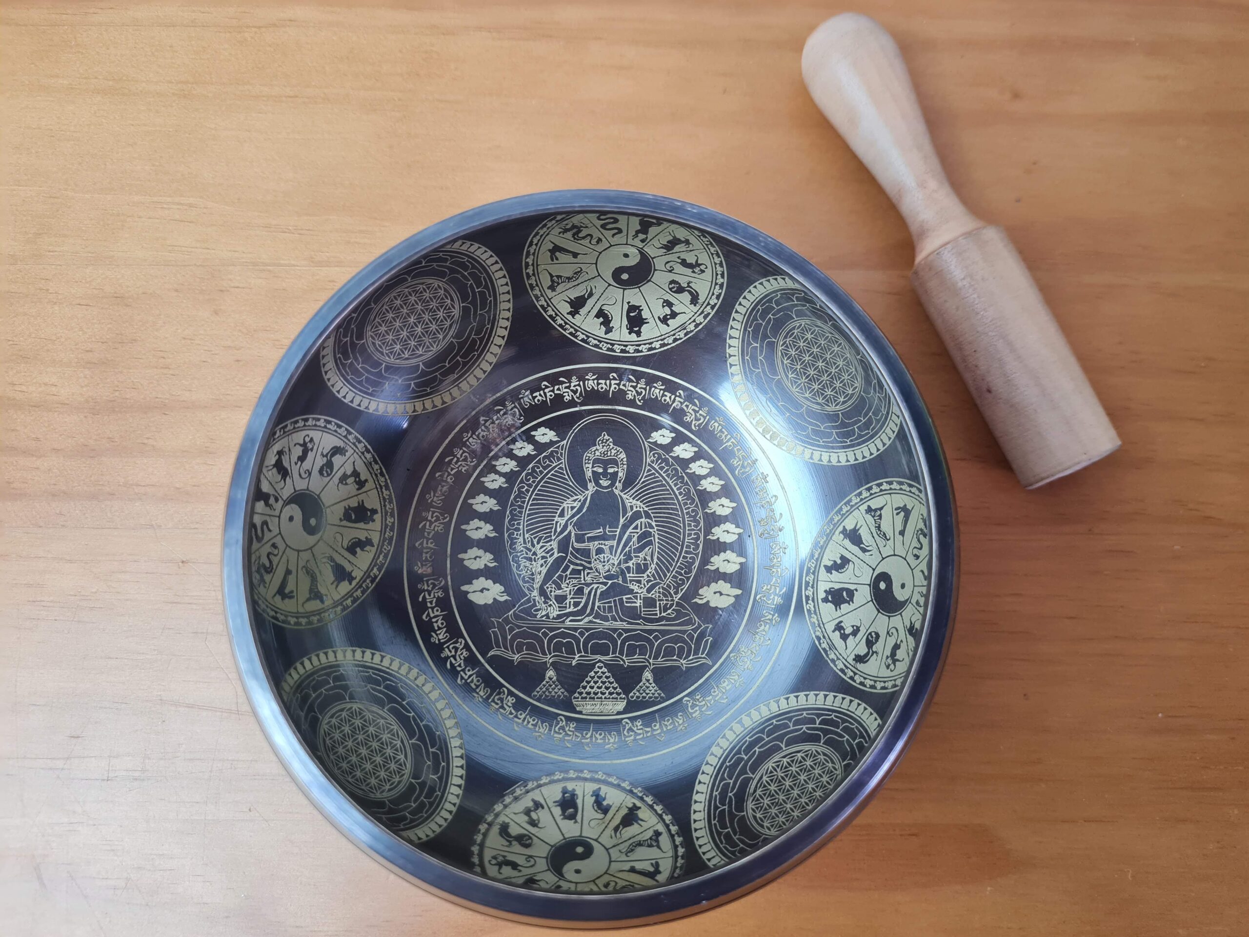 Tigela tibetana 7 ligas de metal 12cm de Buda e outras simbologias – Bazar Indiano