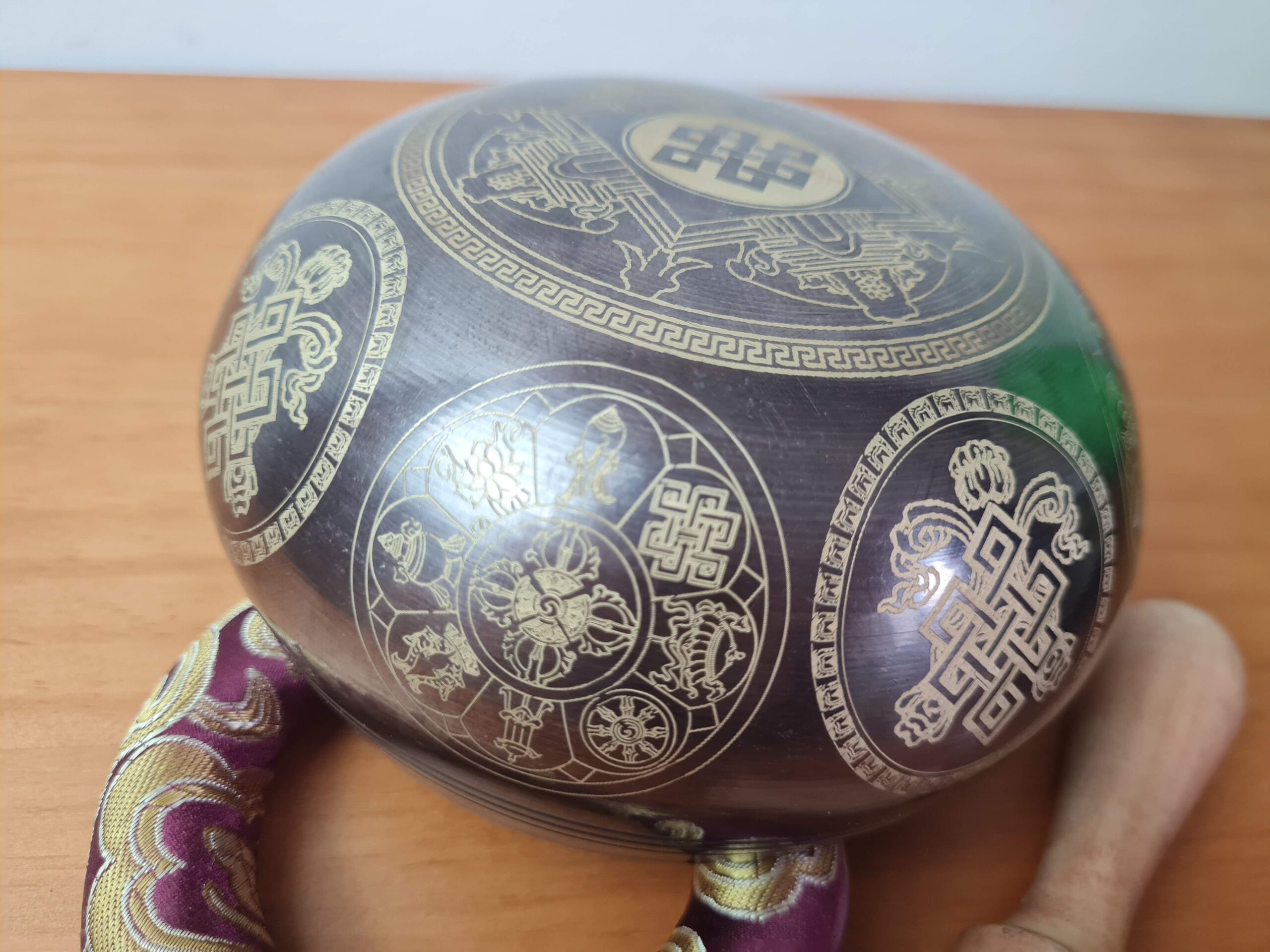 Tigela tibetana 7 ligas de metal 12cm de Buda e outras simbologias – Bazar Indiano