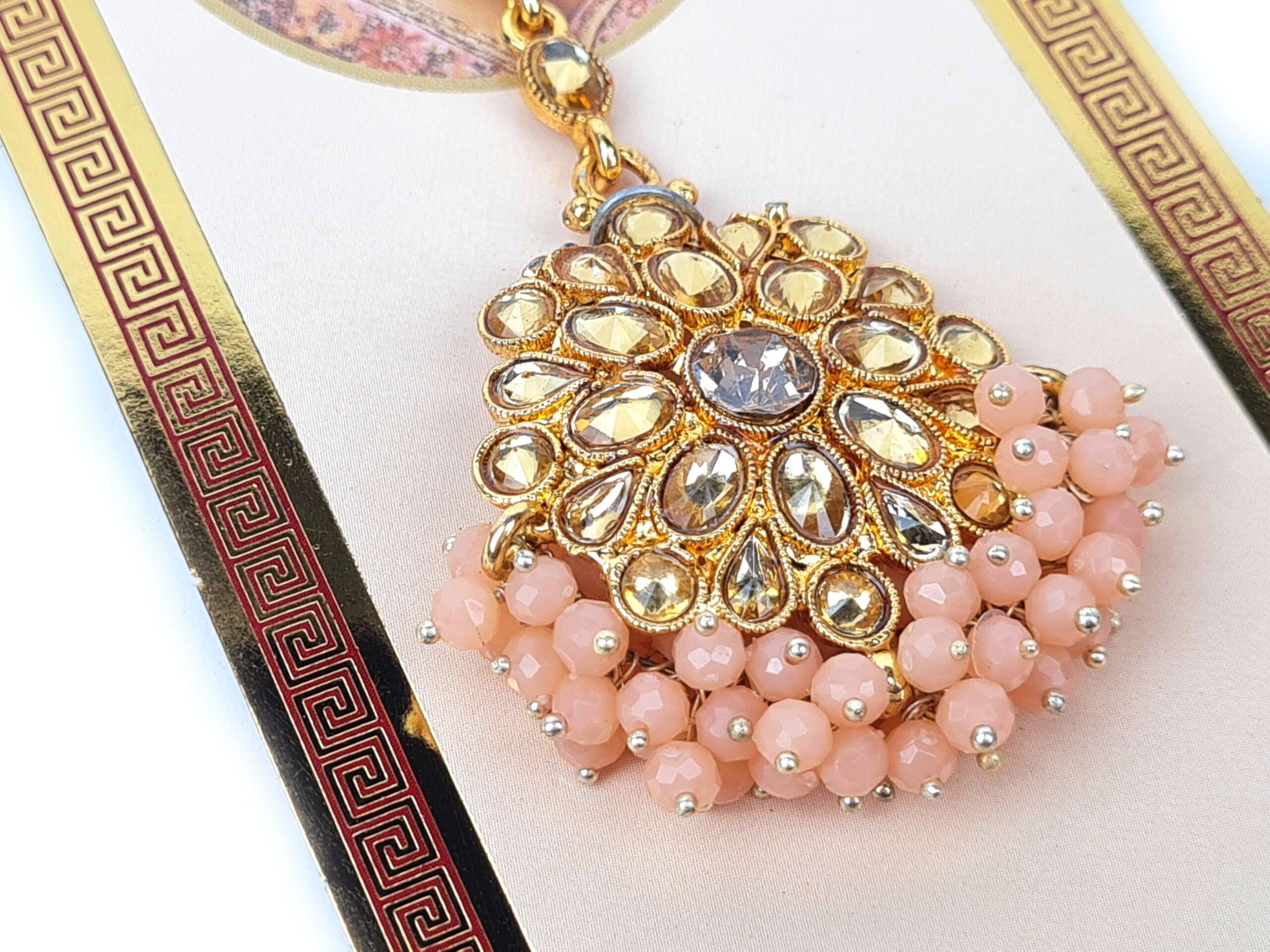 Maang Tikka dourada joia indiana de testa com pedrarias rosa pêssego ...